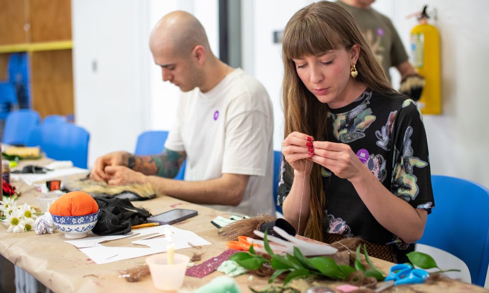 Azotar baldosa. Laboratorio textil - Museo de Arte Moderno de Medellín